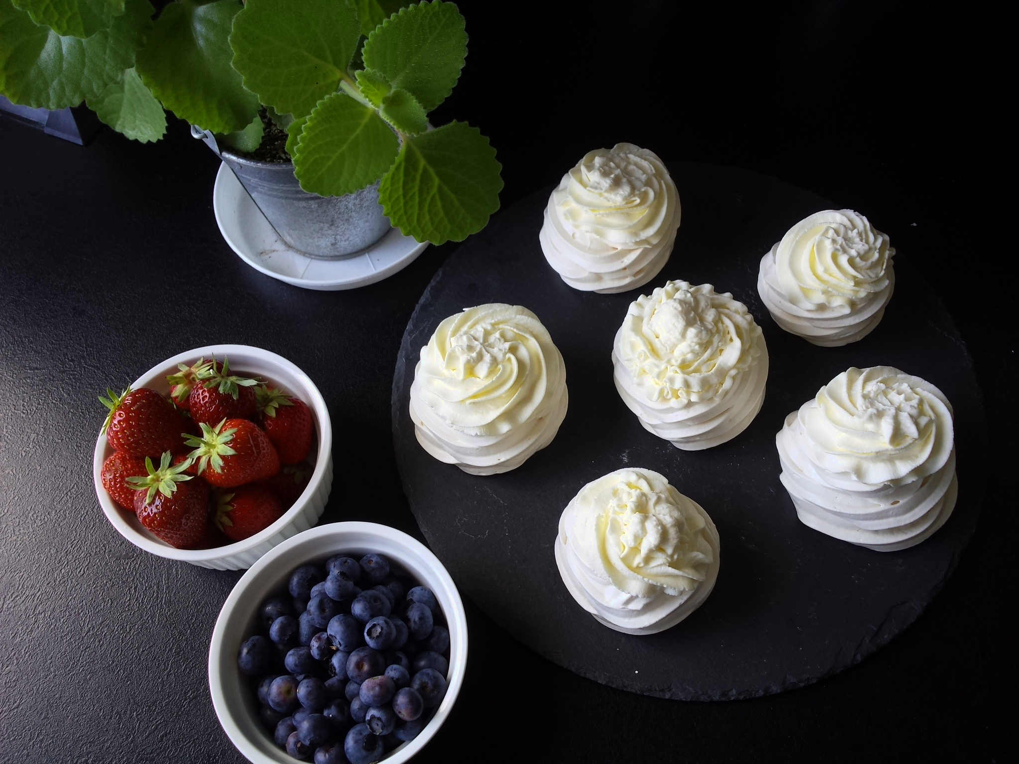 Mini Pavlova z kremem i owocami - Moje domowe wypieki